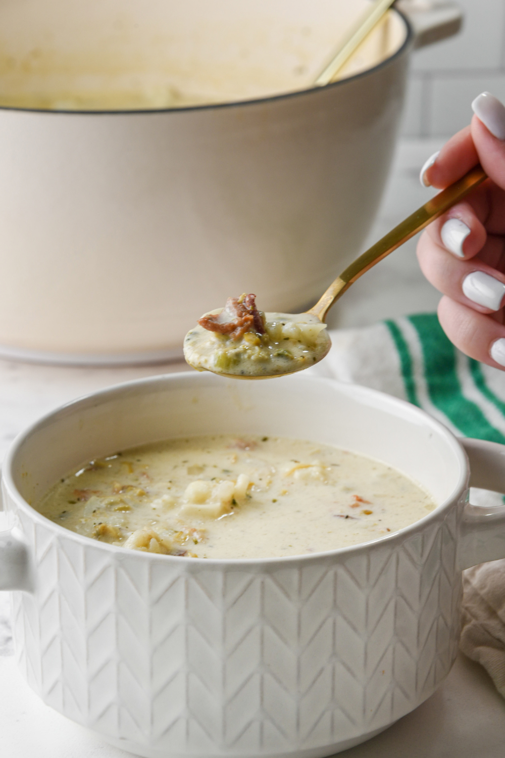 Easy Low-Carb Clam Chowder Topped With Bacon - Thinlicious